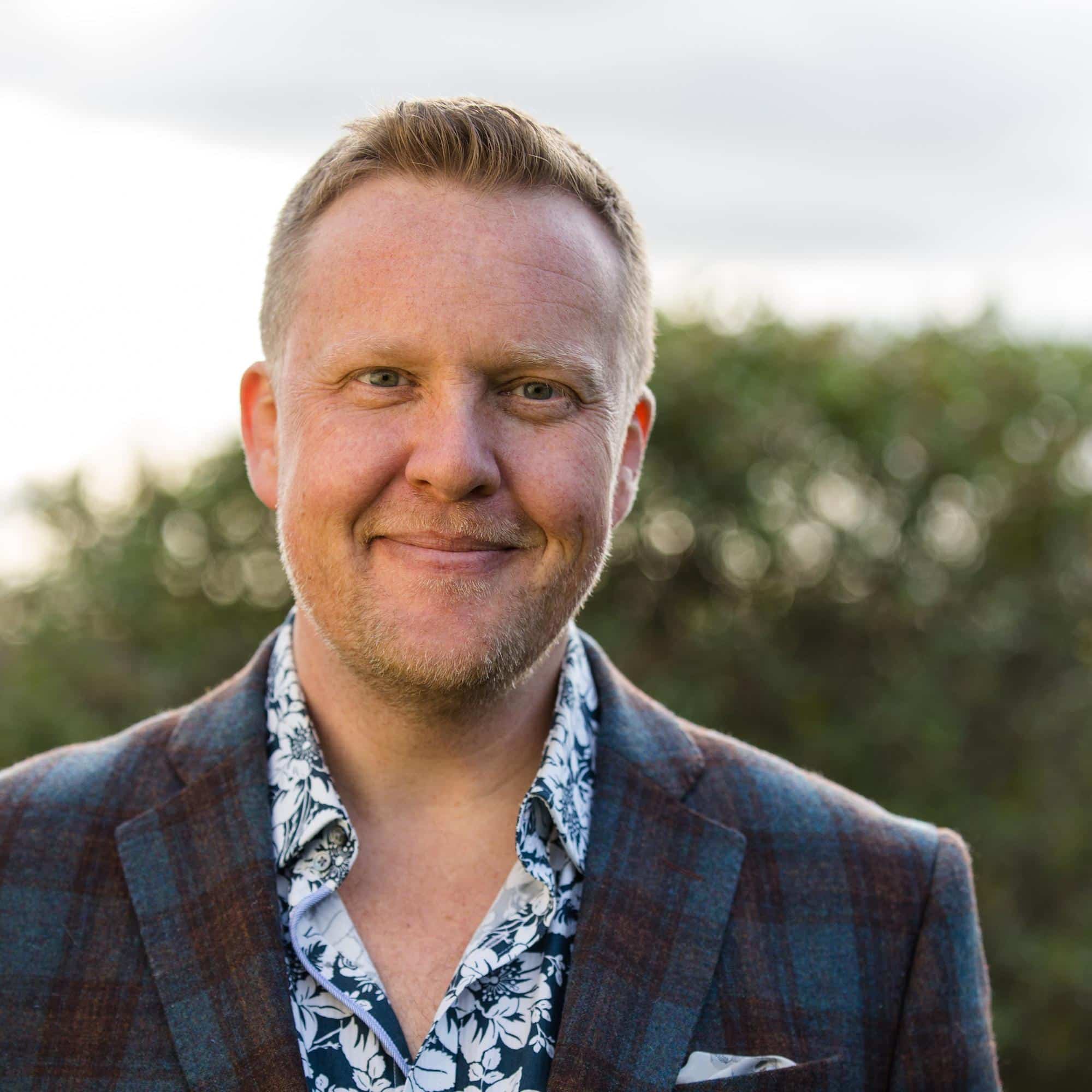 Book Olly Smith | Wine Expert